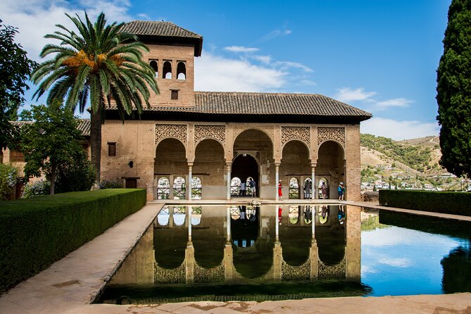 Alhambra Tour and Nazaries Palaces with Hammam Massage Experience - An In-Depth Look at the Experience