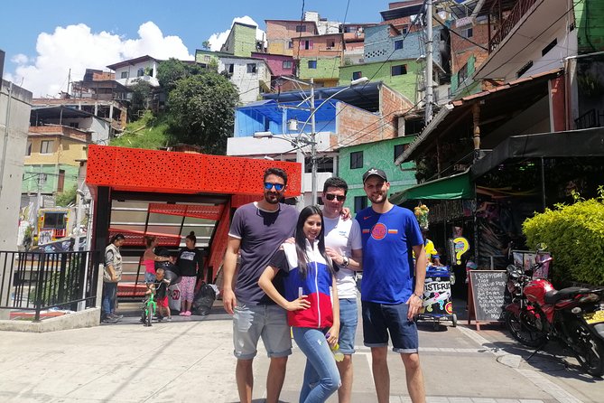 Comuna 13 Graffiti Tour And Enjoy Photos y Videos with Dron - An In-Depth Look at the Comuna 13 Graffiti Tour