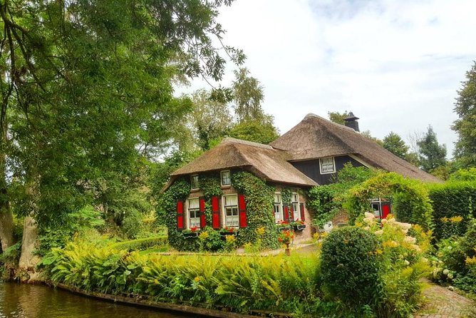 Giethoorn Guided Day Trip with Boat Ride from Amsterdam - The Experience in Detail