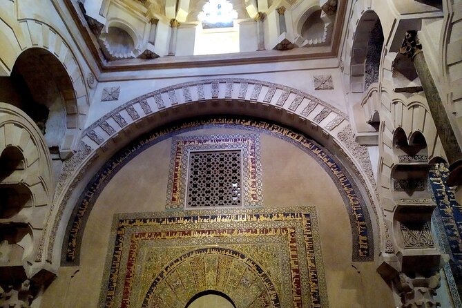Guided tour of the Mosque-Cathedral of Cordoba in Spanish - The Architectural Marvels and Key Features