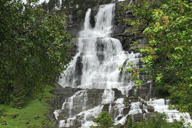 Guided Tour To Nærøyfjorden, Flåm And Stegastein - Viewpoint Cruise - Exploring the Details of the Tour