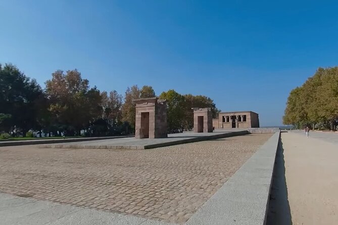Historic Madrid Virtual Reality Experience with an Official Guide - A Tourist-Friendly Guide to the Madrid VR Tour
