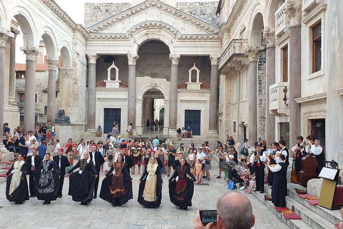 History Split Walking Tour in French -Small group - A Close Look at the Itinerary