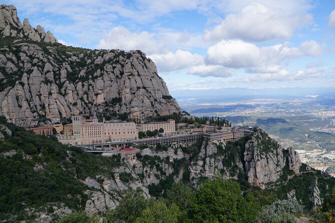Montserrat Day Trip with Lunch and Wine Tasting from Barcelona - Exploring Montserrat: An Iconic Mountain and Spiritual Hub