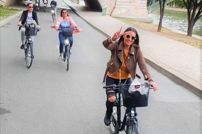 Paris: Charming Nooks and Crannies Bike Tour - A Pre-ride Meeting in Central Paris