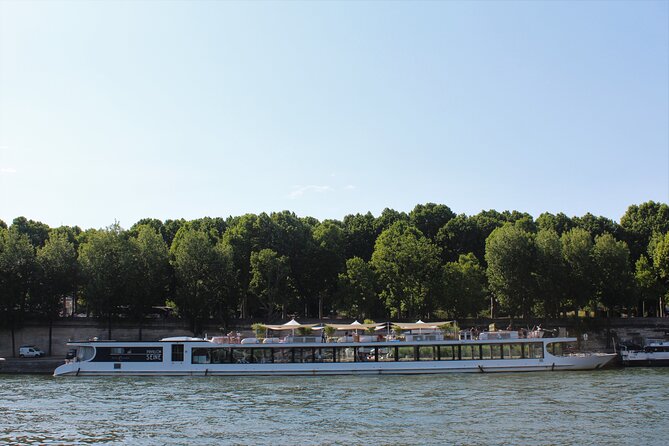 Paris Gourmet Dinner Seine River Cruise with Singer and DJ Set - An In-Depth Look at the Experience