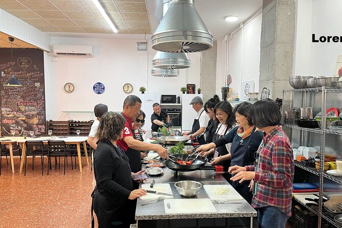 Seafood paella cooking class, tapas and visit to Ruzafa market. - Key Points