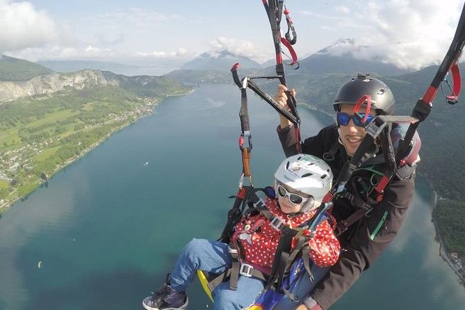 Sensation paragliding flight over the magnificent Lake Annecy - An Unforgettable Lake Annecy Perspective
