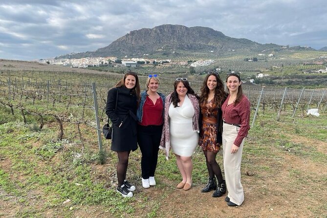 TOP WINE TOUR- Vineyard & cellar visit + 6 top wines + tapas - Key Points