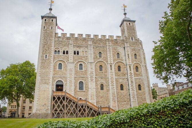 VIP Tower of London and Crown Jewels Tour with Private Beefeater Meet & Greet - The Experience: What You Can Expect