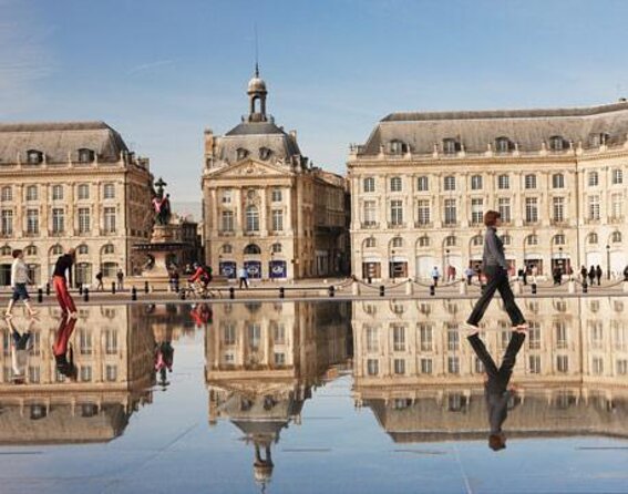 2-Hour Walking Tour of the Citys Iconic Sights and History - Key Points