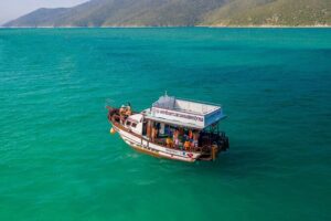 Boat tour open bar a floor arraial do cabo who will love this tour?