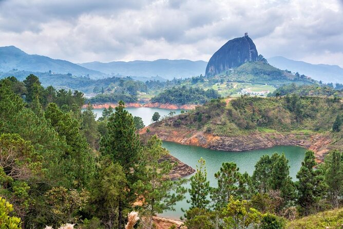 Guatapé & piedra del peñol tour + gastronomy & cruise what the reviews reveal