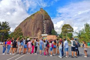 Guatapé tour: piedra del peñol with boat tour, breakfast, lunch authentic experiences and why they matter
