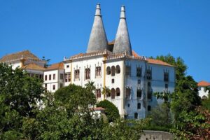 Guided tour to sintra, pena, regaleira, cabo da roca and cascais who is this tour best for?