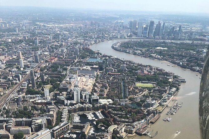 35 minute London Sightseeing Flight for 2 with Champagne - The Value for Money