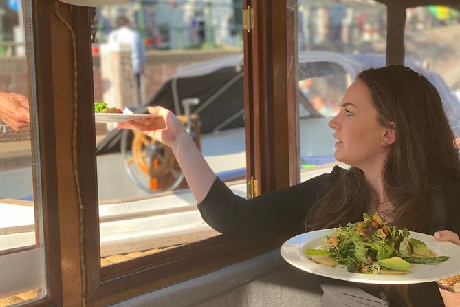 Amsterdam Private Dinner Cruise incl Drinks & 2-course Dinner 2hr - The Onboard Experience: Food, Drinks, and Atmosphere