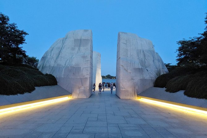 DC Monuments and Memorials Night Tour, Glass Top Upgrade Option - The Guide and Commentary