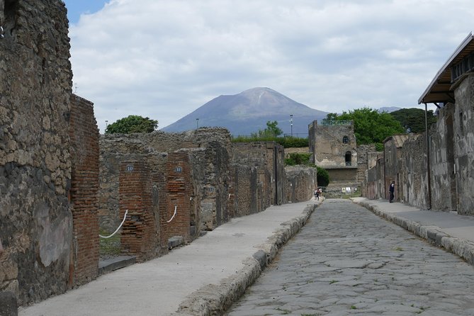 Guided Day Tour of Pompeii and Herculaneum with Light Lunch - Lunch: A Taste of Italy
