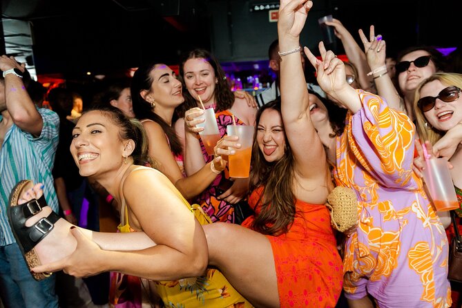Lisbon Night Pubcrawl: 1h Open Bar, Shots and VIP Club Entry - Calle Rosa de Lisboa – Shots and Music