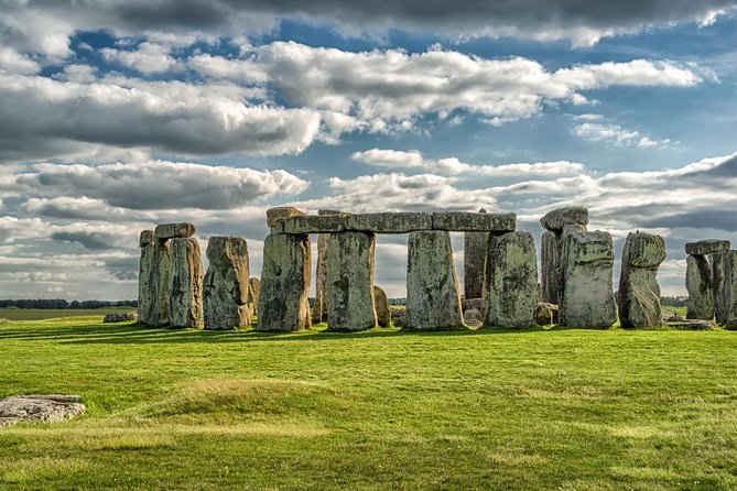 Small Group Cotswolds Village, Stonehenge and Bath Tour from London - The Experience of Traveling with a Guide