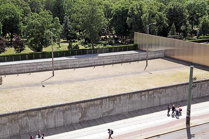 East Berlin and the Berlin Wall 2-Hour Walking Tour - What Does the Tour Offer for Travelers?