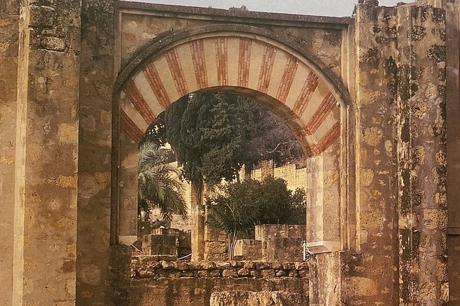 Guided tour of Medina Azahara in Spanish with Bus. Official Guides - Authentic Experiences and Practical Tips