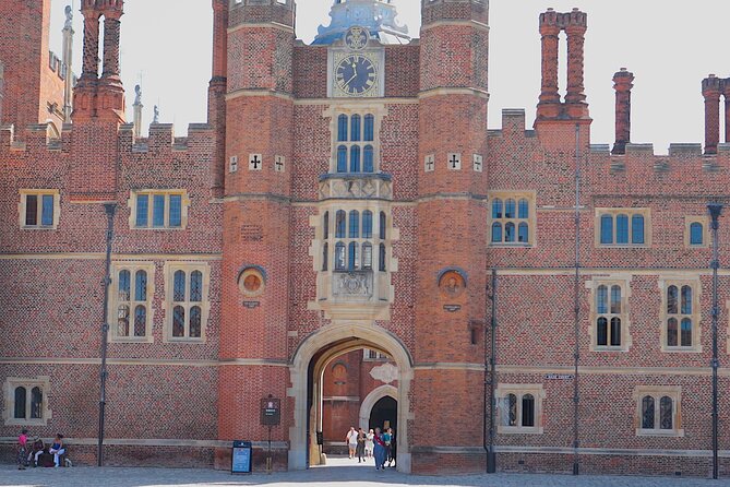 Hampton Court Guided Tour. Full day Access & High Tea - Practical Details & Tips