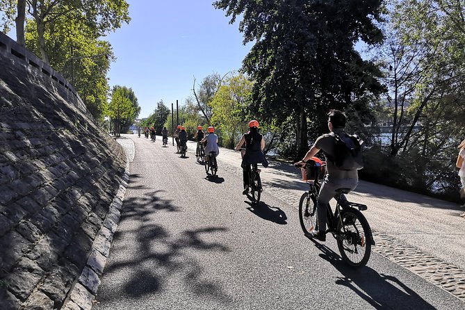 Lyon Electric Bike Tour including Food Tasting with a Local Guide - The Guides and the Group Size