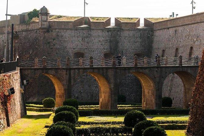 Private Barcelona Old Town & Sky Views: Montjuic Castle & Cable Car Tour - FAQs