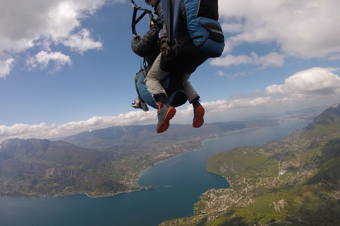 Sensation paragliding flight over the magnificent Lake Annecy - The Sum Up