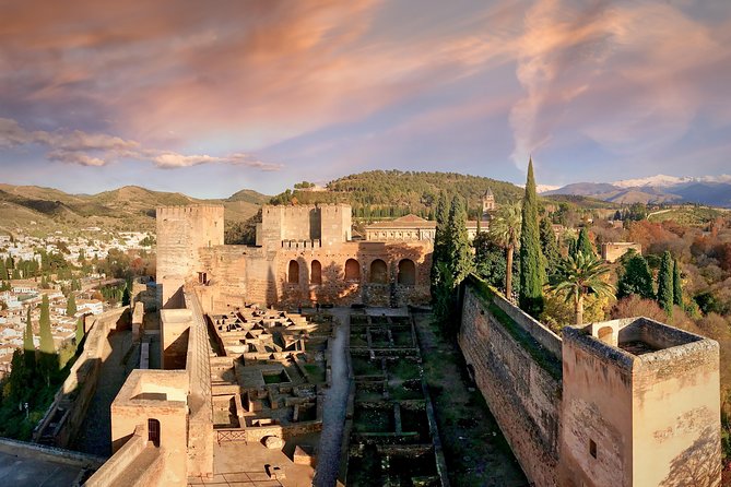 Alhambra & Generalife Skip the line Small Group including Nasrid Palaces - Key Points