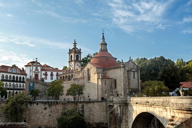 Douro Valley: Historical Sites, Wine Experience, Lunch & Cruise - Starting Off in Porto - Comfort and Context