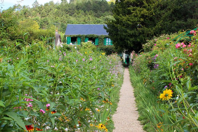 Giverny Monet's House & Versailles Palace Day Trip from Paris - Key Points