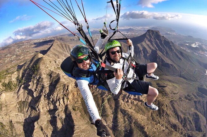 GOLD paragliding flight including videos/photos, t-shirt and a bottle of Cava - Key Points