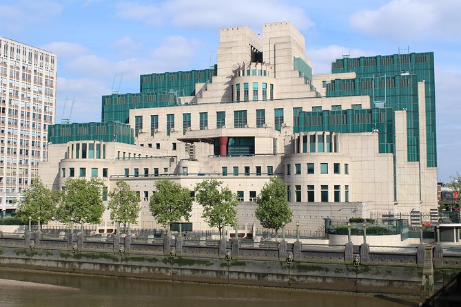 James Bond Film Location Walking Tour in London - Key Points
