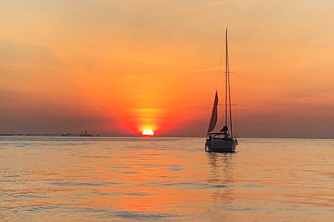 Lisbon Private Luxury Boat Tour with Welcome Drink - Key Points