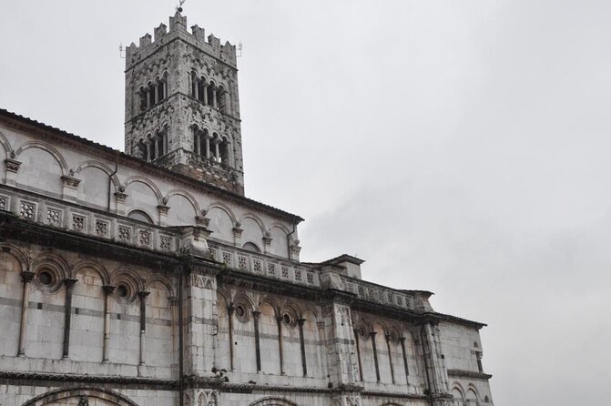Lucca Aperitivo evening walk with food and wine for Small Groups - Key Points