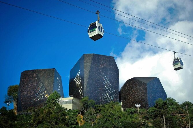 Pablo and Comuna 13 with Cable Car - Key Points
