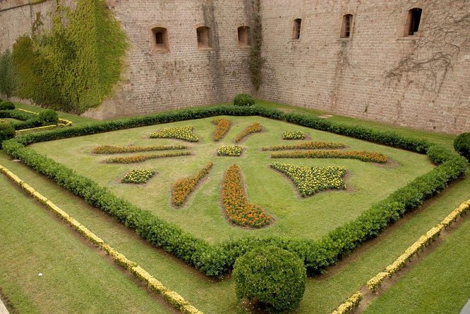 Private Barcelona Old Town & Sky Views: Montjuic Castle & Cable Car Tour - Exploring Barcelona with a Personal Touch: The Private Old Town & Sky Views Tour