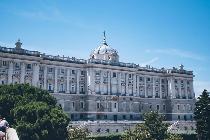 Private tour of the royal palace, private guide, fast entrance and pick up at the hotel. - Key Points