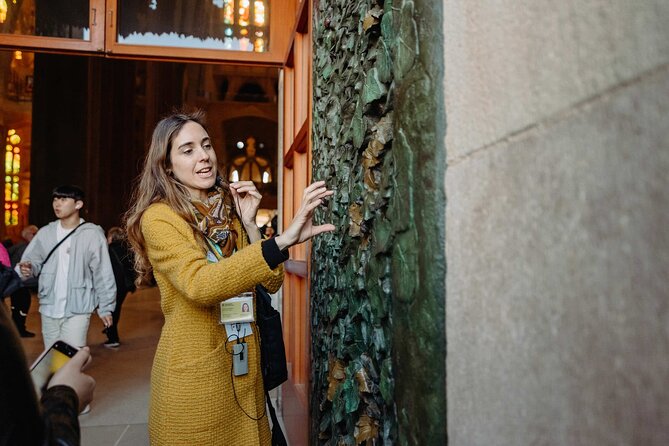 Sagrada Familia Guided Tour with Skip the Line Tickets - Detailed Look at the Tour Experience