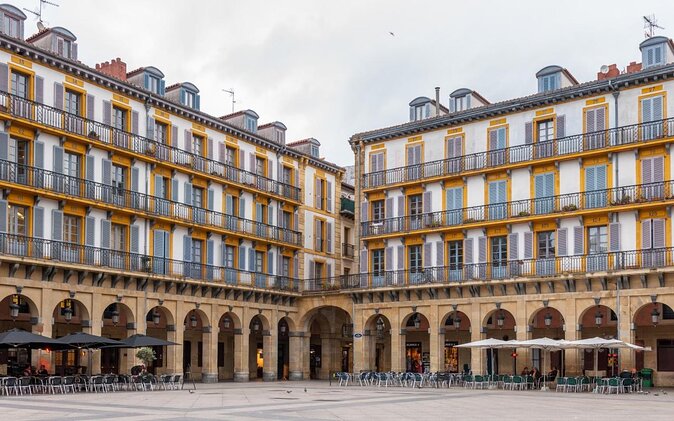 San Sebastian Lunch Time Pintxo Tour with Wine - Key Points