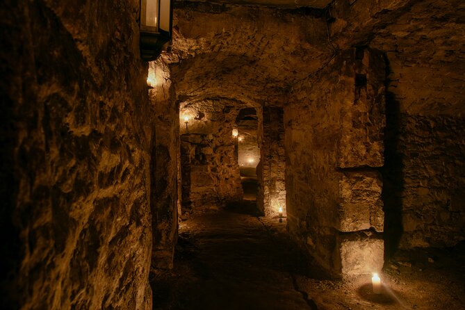 Small Group Ghost Tour incl. Underground Vaults & free drink in Megget's Cellar - The Stops and Their Charm