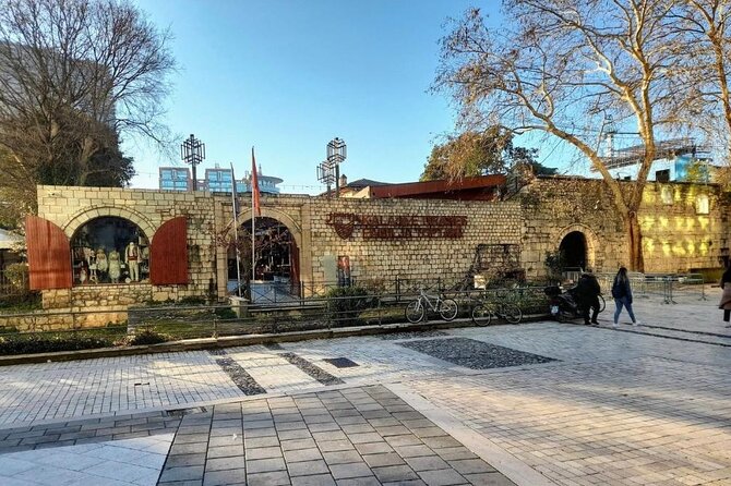 Tour a Piedi di Tirana - Skanderbeg Square – The Heart of Tirana