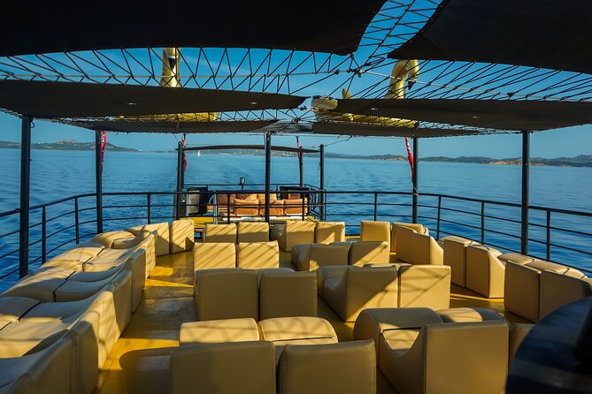 8-hour tour of the La Maddalena Archipelago Ponte VIP - An In-Depth Look at the La Maddalena Archipelago VIP Tour