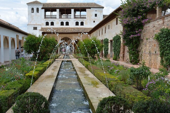 Alhambra entrance with Nazaries Palaces and audio guide without queues - Key Points