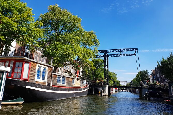 Discover the Channel Quarter in Portuguese: 1.5 hours in the water - An In-Depth Look at the Canal Quarter Tour