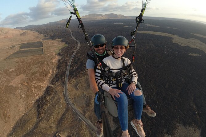 DISCOVERY FLIGHT tandem paragliding Lanzarote with pro pilot - A detailed look at the Lanzarote tandem paragliding experience