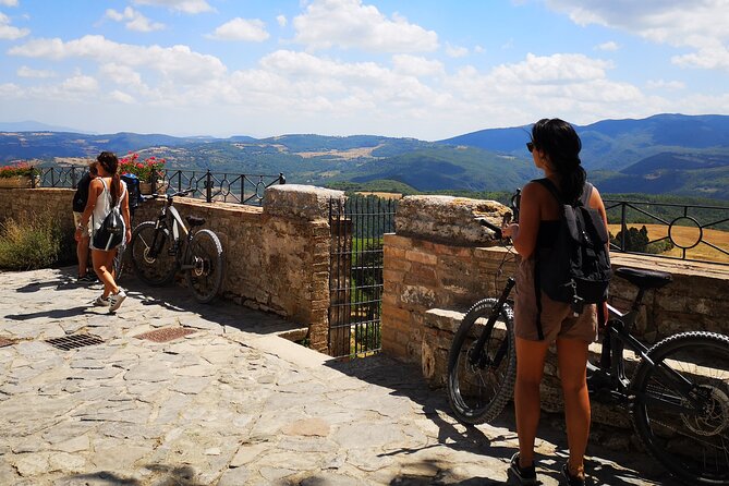 Enobike tour to Lake Corbara and Titignano Castle - An In-Depth Look at the Enobike Experience